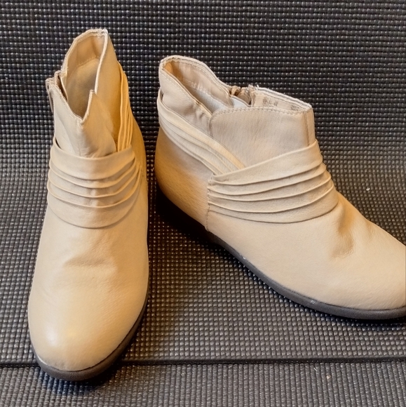 Valley Lane | Shoes | New Flat Boots | Poshmark